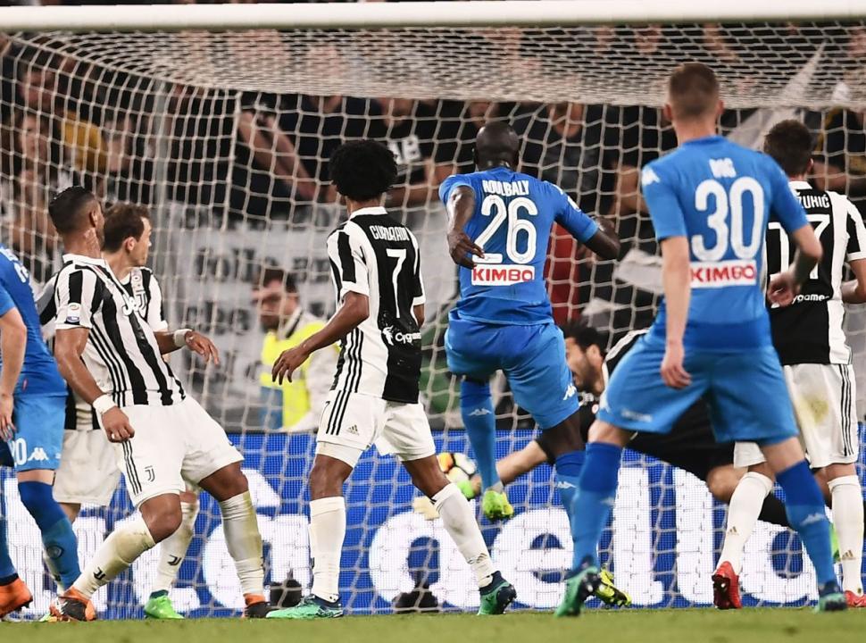Corsa Scudetto Cm Si Spacca Napoli Batte Juve 8 6 Votate Il