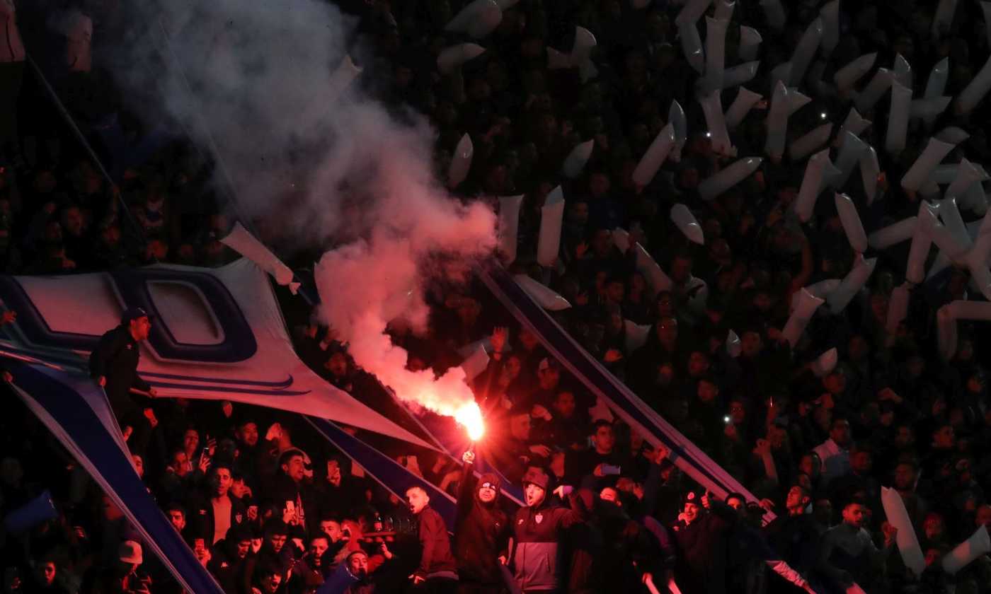 Attimi di follia in Argentina: tifosi del Velez aggrediscono la squadra ... Attimi di follia in Argentina: tifosi del Velez aggrediscono la squadra ...