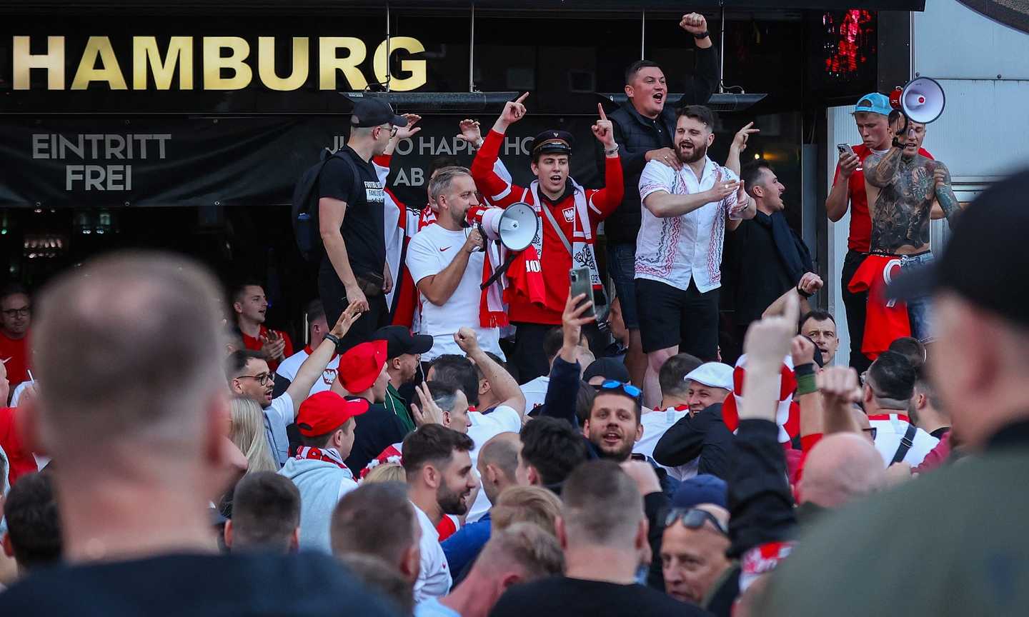 Euro 2024, paura ad Amburgo: minaccia i tifosi con ascia e molotov ... Euro 2024, paura ad Amburgo: minaccia i tifosi con ascia e molotov ...