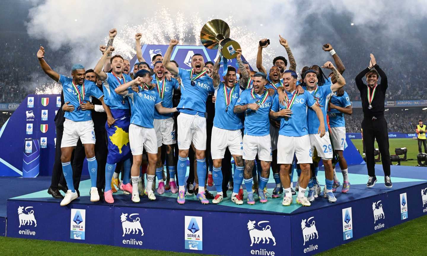 Il Napoli è campione d'Italia per la quarta volta nella storia! 2-0 al Cagliari, Conte vince lo ...
