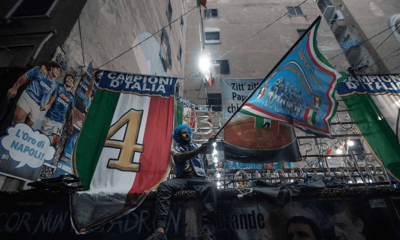 Scudetto Napoli: fuochi d'artificio, Maradona e... Pedro, le immagini ...